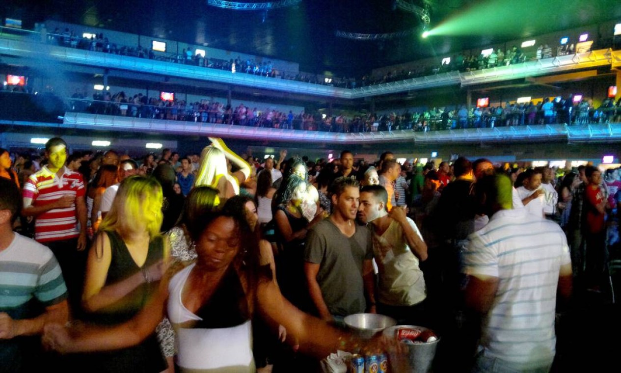 Na boate preferida dos jogadores, mulher entra de graça e camarote tem ...