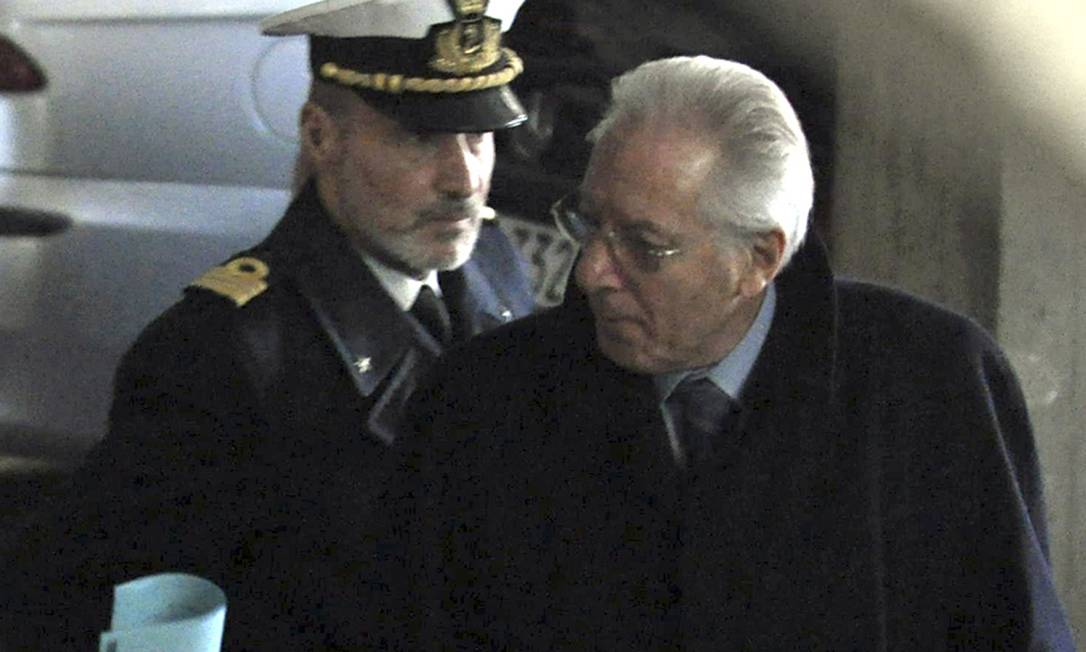 Oficial que repreendeu capitão de navio vira herói na Itália - Jornal O ...