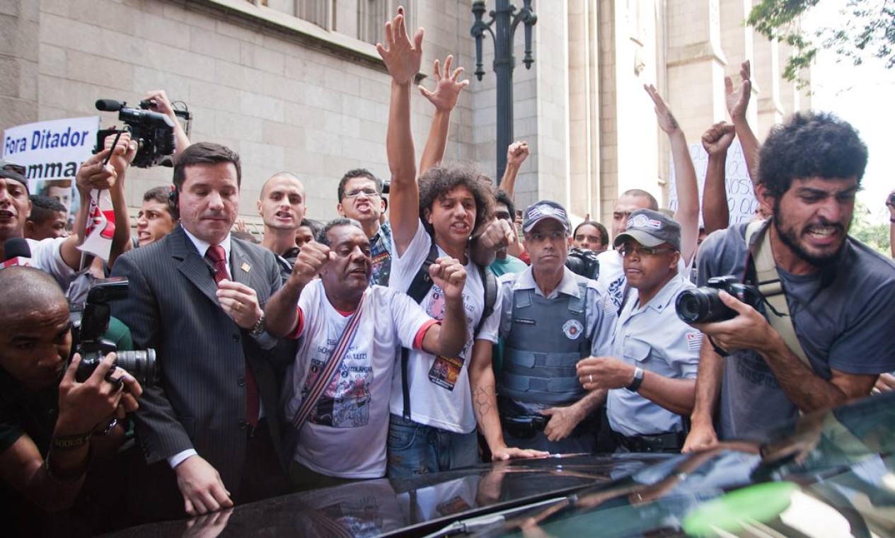 Carro de Kassab é cercado durante protesto em São Paulo - Jornal O Globo