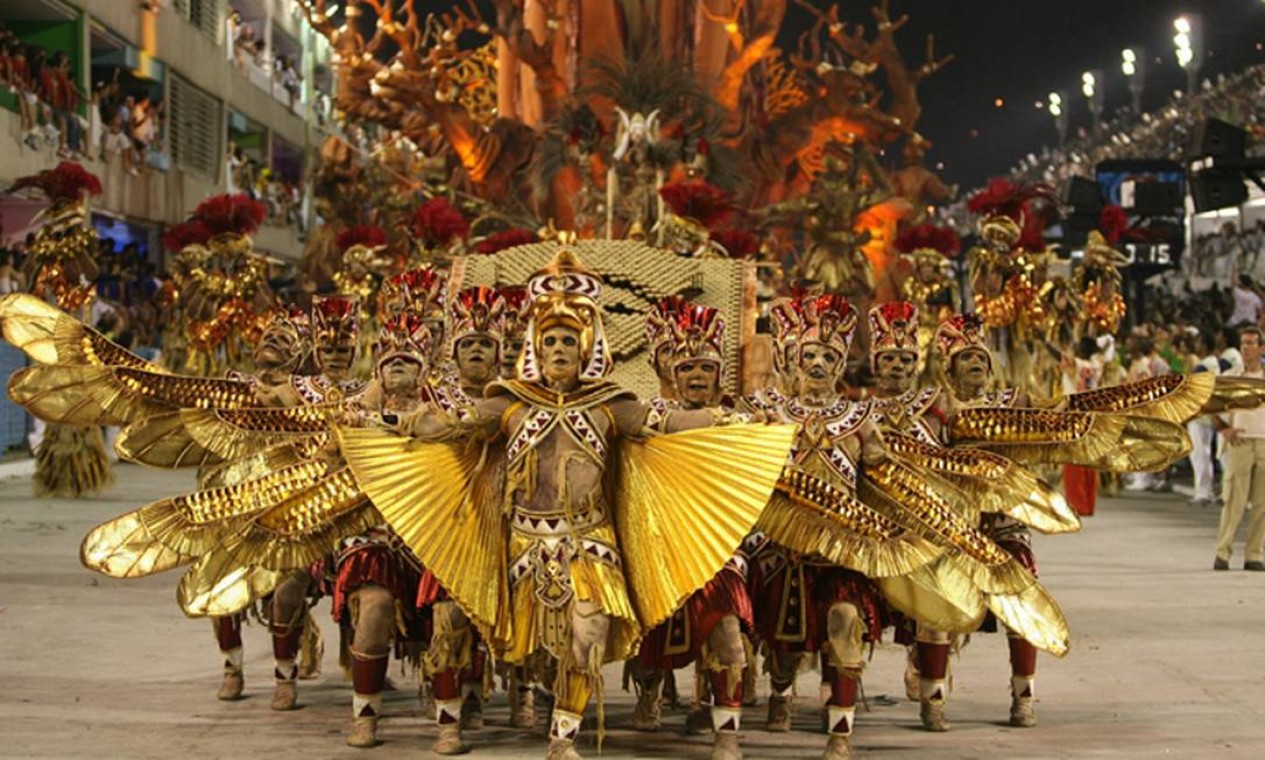 Veja imagens de desfiles marcantes de 2000 até os dias atuais - Jornal ...