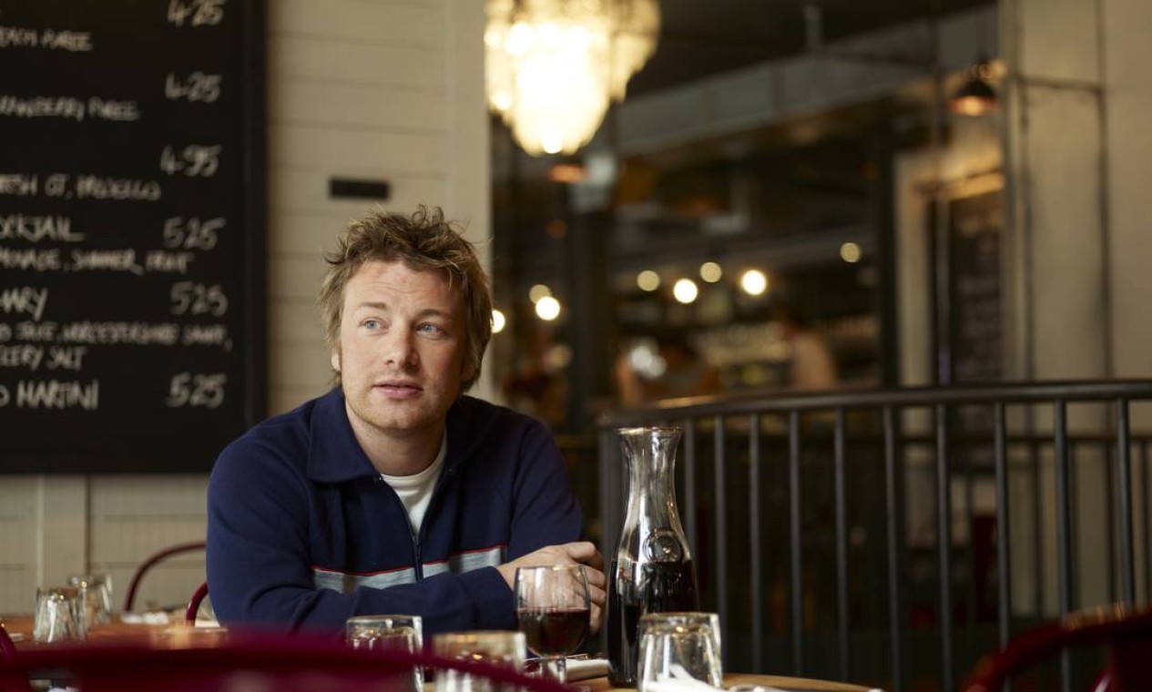Jamie Oliver encontra originais de Joy Division e New Order em porão de ...