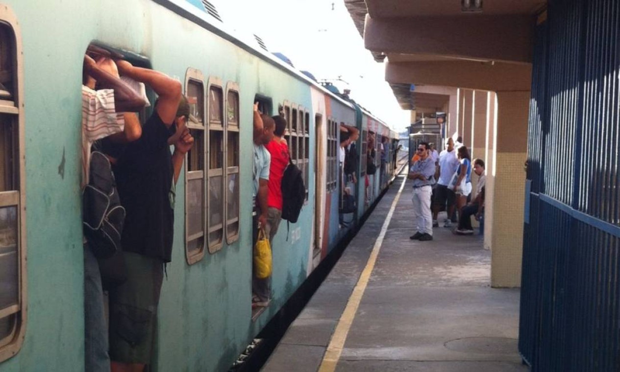 Lotado, trem da SuperVia trafega com portas abertas em Olaria - Jornal ...