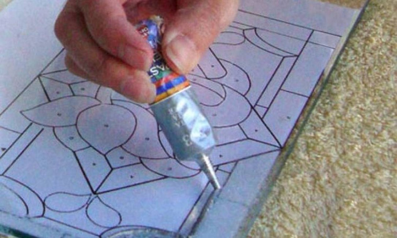Designer argentina ensina a fazer um falso vitral - Jornal O Globo