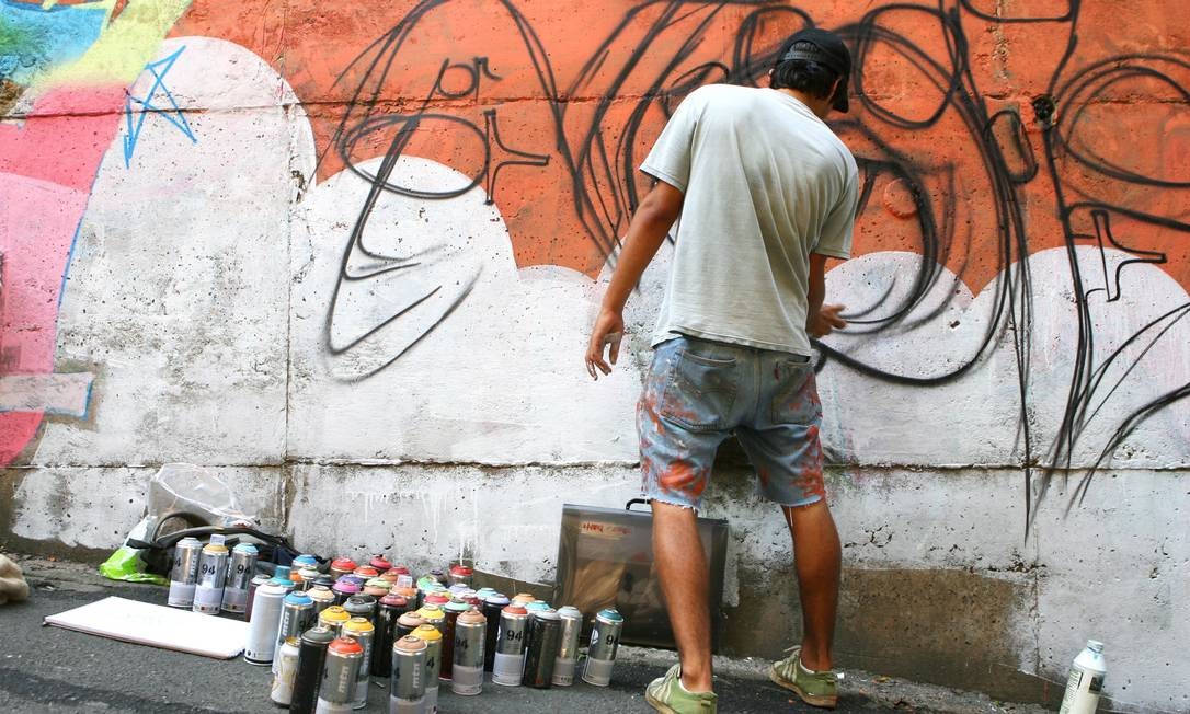 Grafiteiros fazem arte nos acessos ao Vidigal - Jornal O Globo