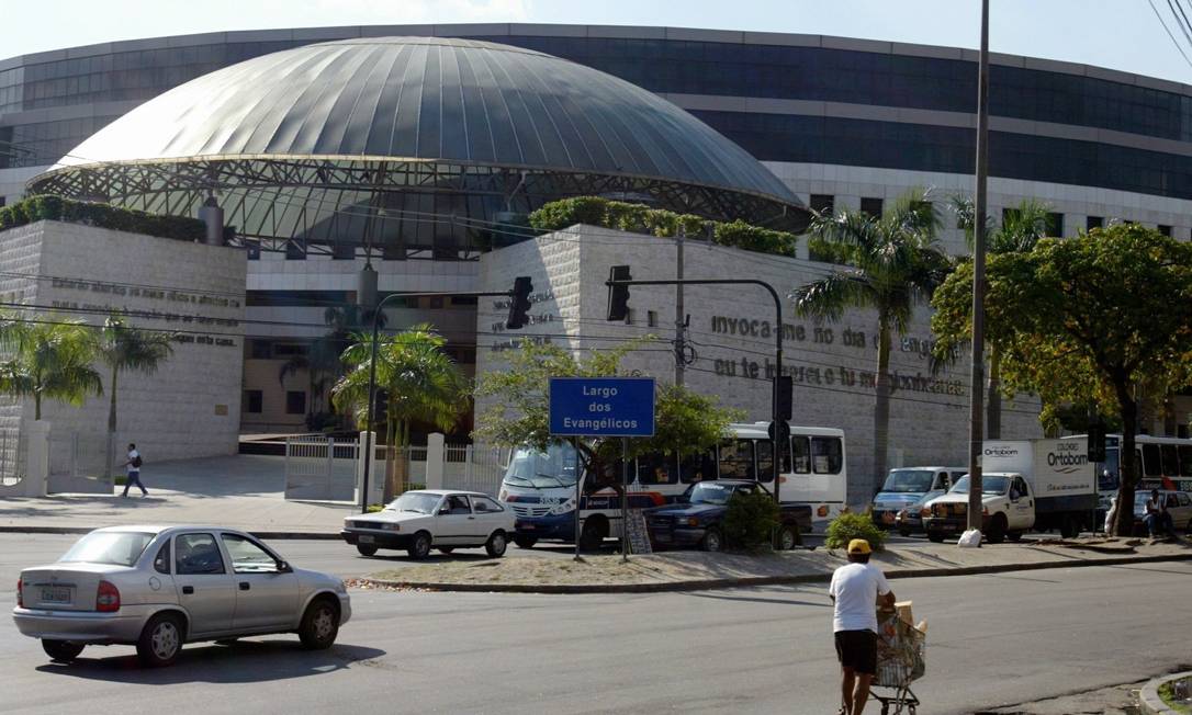 A fé levanta paredes e legaliza megatemplo - Jornal O Globo