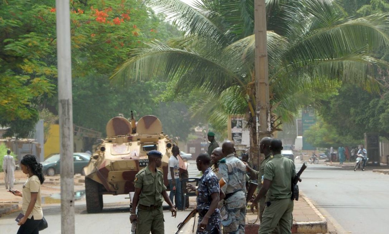 Mais confrontos eclodem entre a junta militar e a oposição no Mali ...