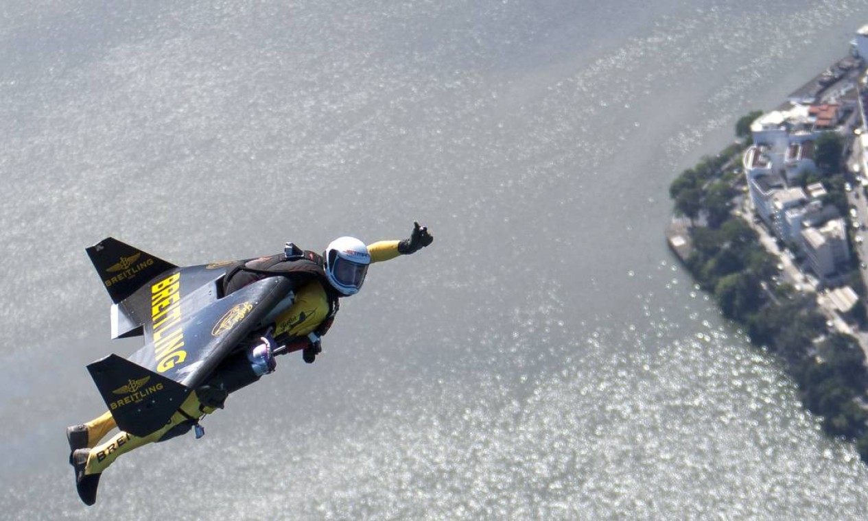 Imagens do homem-jato sobrevoando o Rio - Jornal O Globo