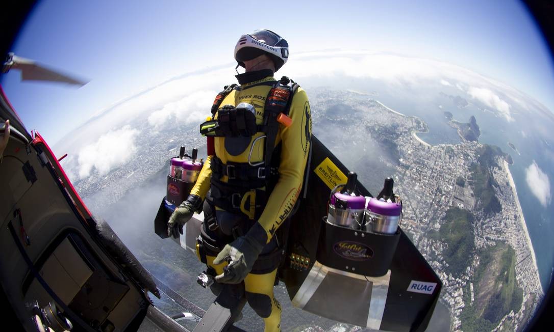 Imagens do homem-jato sobrevoando o Rio - Jornal O Globo