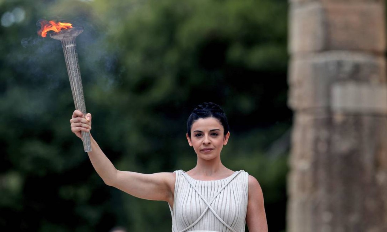 A cerimônia para acender a tocha olímpica na Grécia - Jornal O Globo