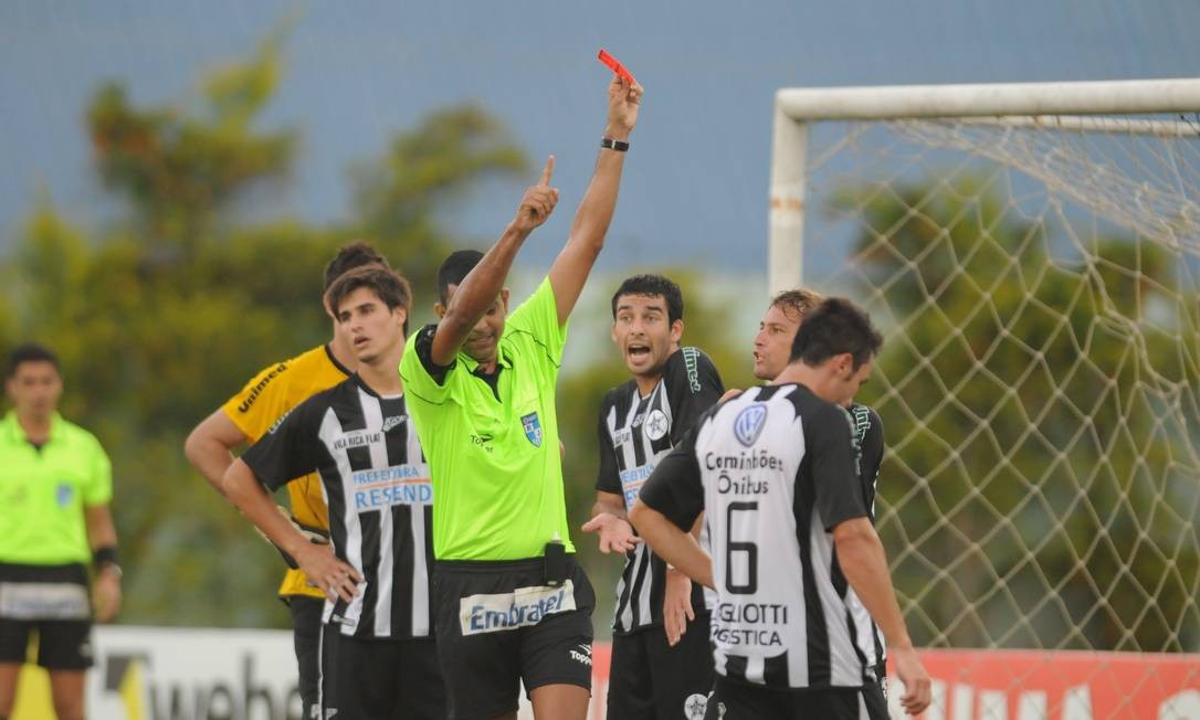 Câmara aprova regulamentação da profissão de árbitro de futebol ...