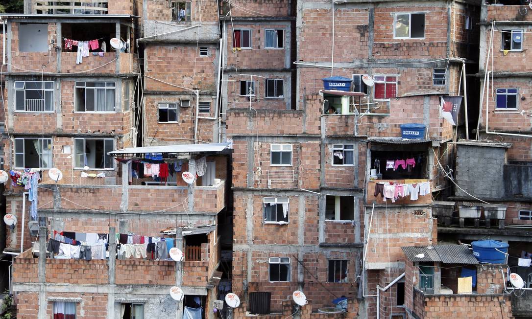 Área de favelas é reduzida, mas crescimento vertical não é contido ...