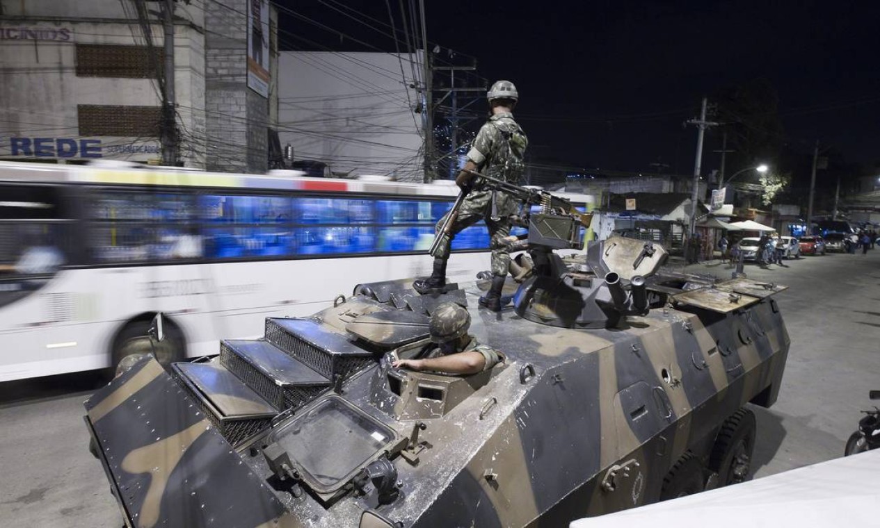 PM começa a substituir o Exército no Complexo da Penha - Jornal O Globo