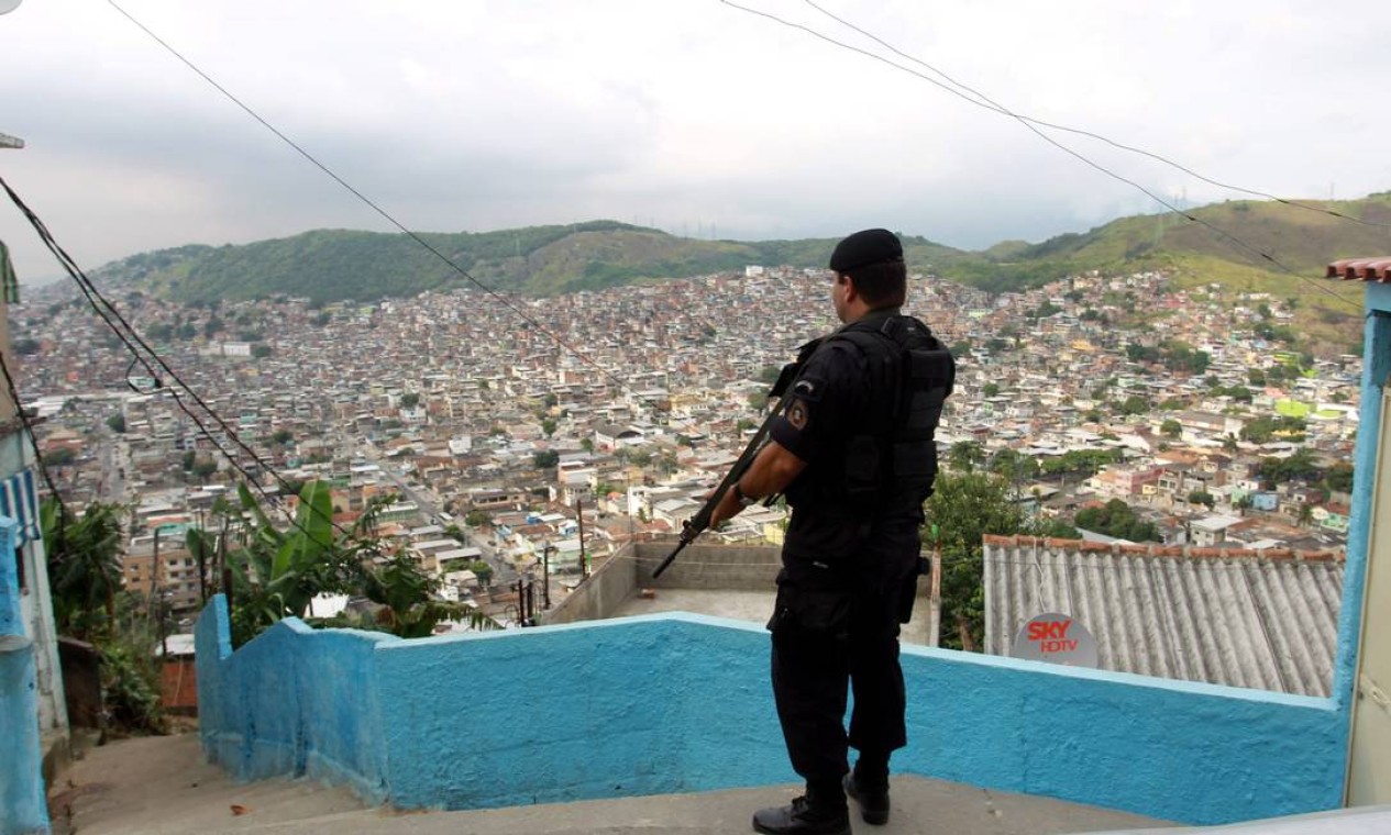PM começa a substituir o Exército no Complexo da Penha - Jornal O Globo