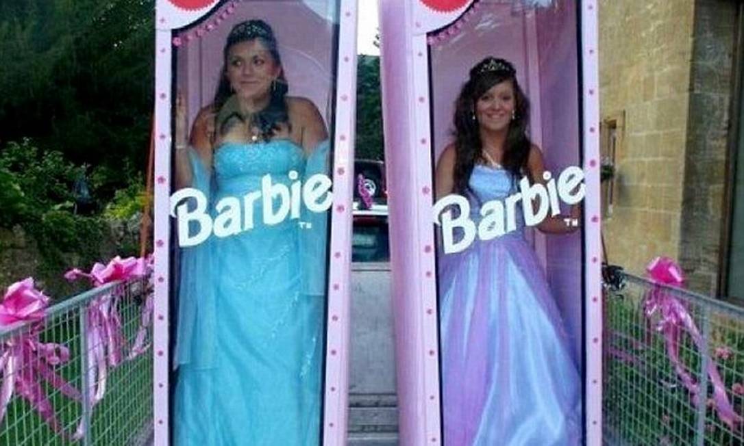 Adolescentes chegam à formatura dentro de caixas da Barbie - Jornal O Globo