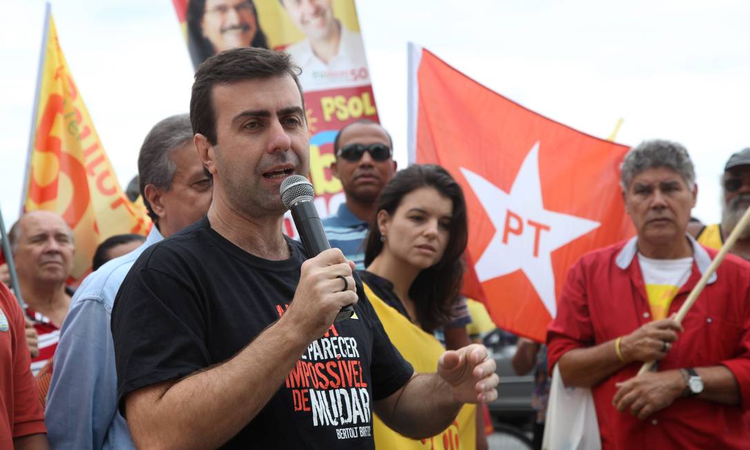 Grupo de petistas faz campanha com Freixo em Copacabana - Jornal O Globo