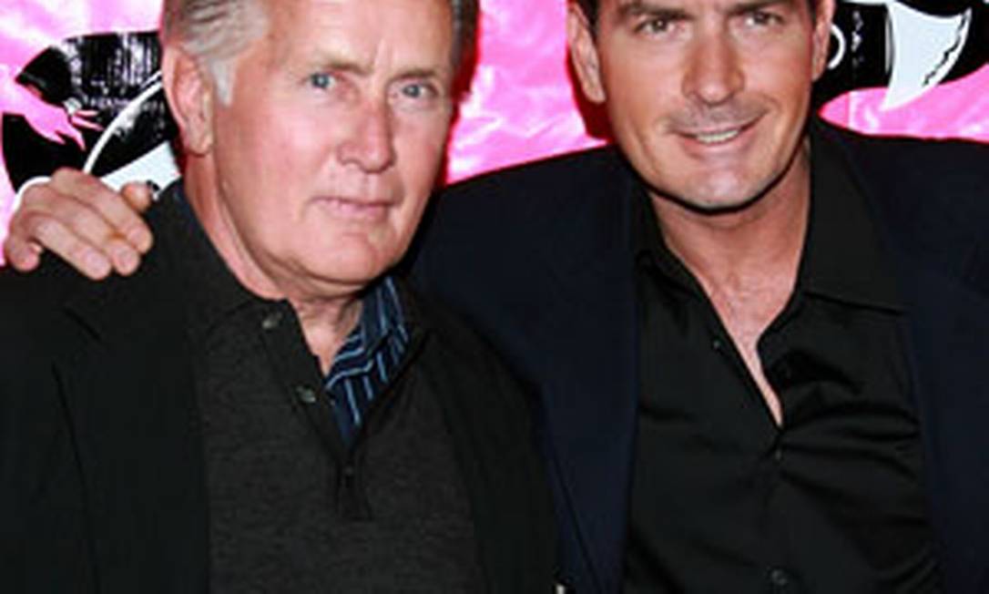 Pai e filho, Martin e Charlie Sheen devem atuar juntos na série 'Anger ...