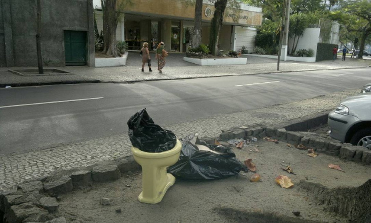 Vaso sanitário serve como ‘depósito de lixo’ na Lagoa - Jornal O Globo