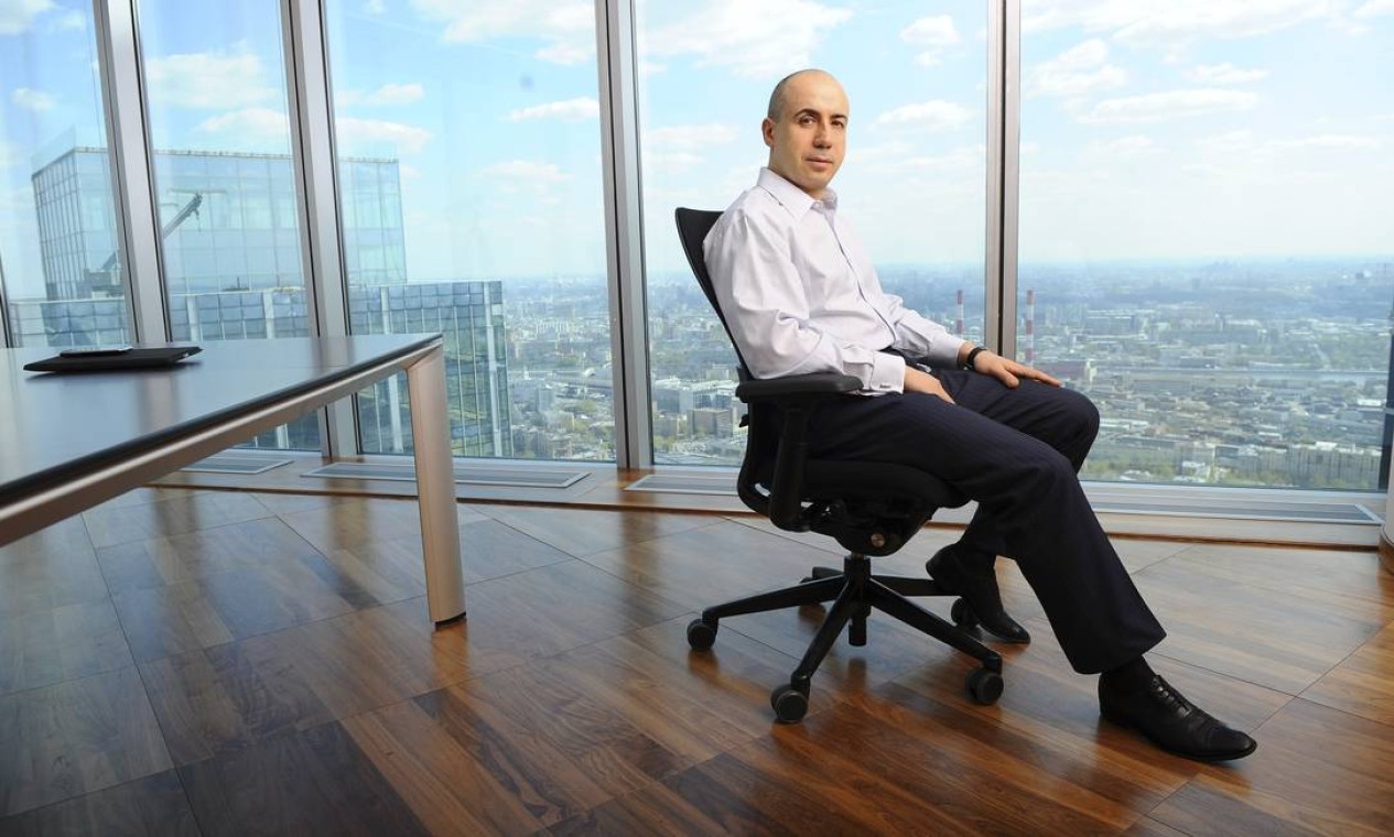 Magnata cria prêmio e distribui US$ 27 milhões para nove pessoas ...