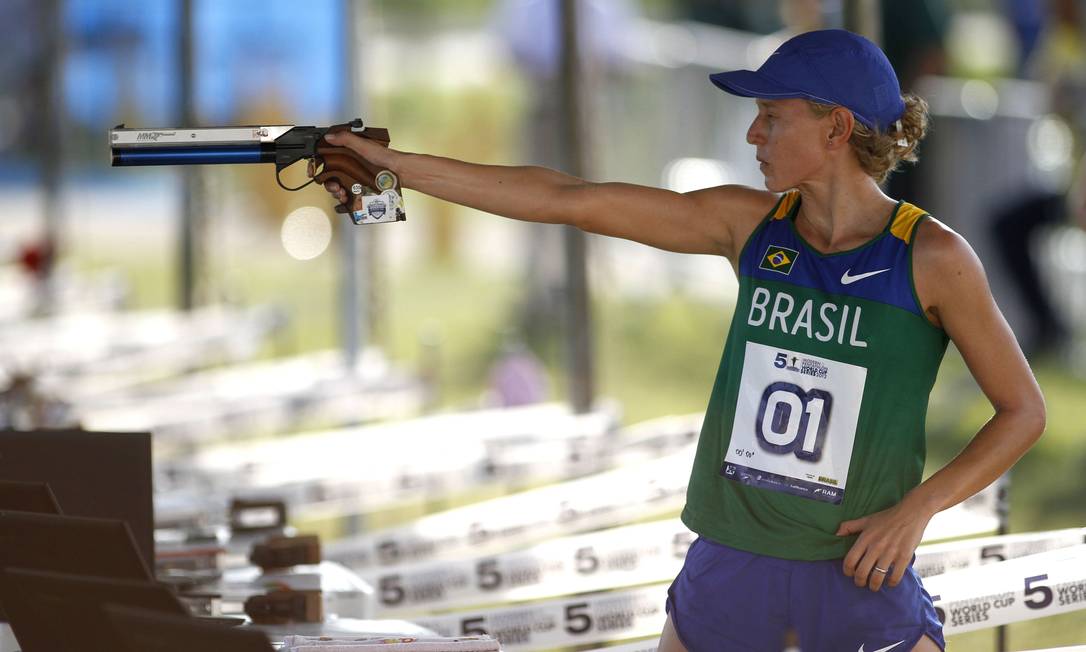 Yane Marques chega a Londres para a competição do pentatlo moderno ...