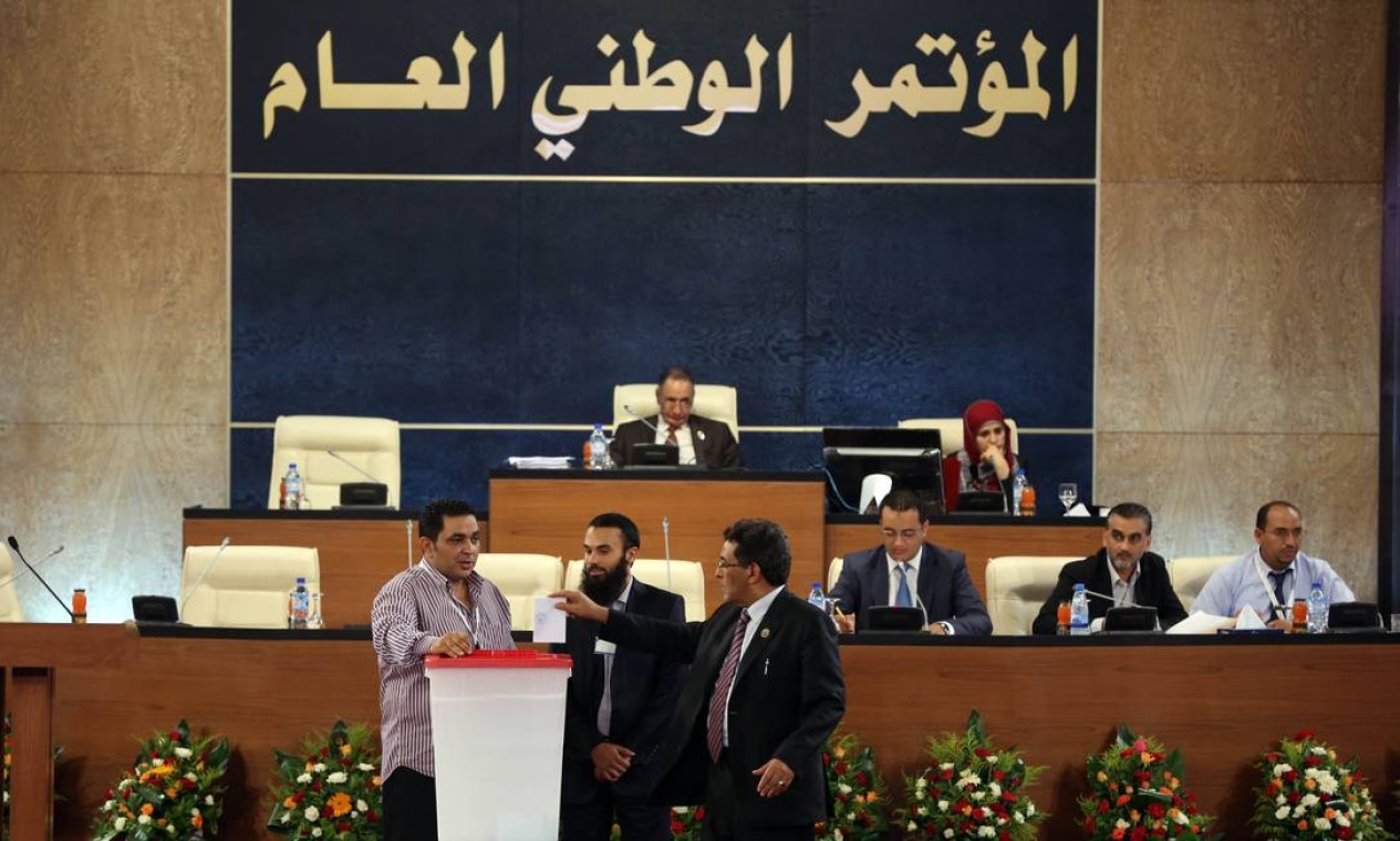 Ex-opositor do Kadafi é presidente da Assembleia Nacional da Líbia ...