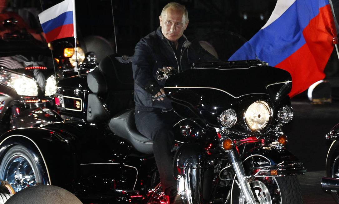 Estilo de vida luxuoso prende Putin ao poder, dizem opositores - Jornal ...