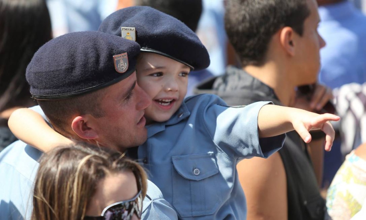 Formatura de PMs que atuarão na UPP da Rocinha - Jornal O Globo