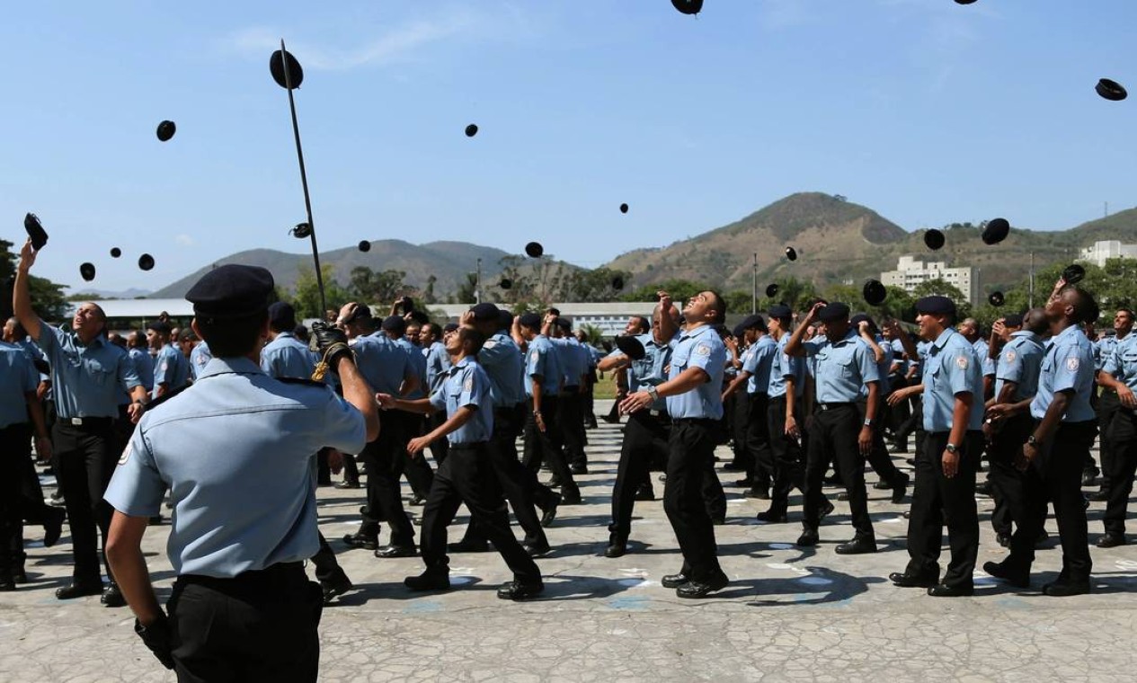 Formatura de PMs que atuarão na UPP da Rocinha - Jornal O Globo