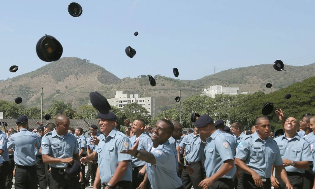 Formatura de PMs que atuarão na UPP da Rocinha - Jornal O Globo