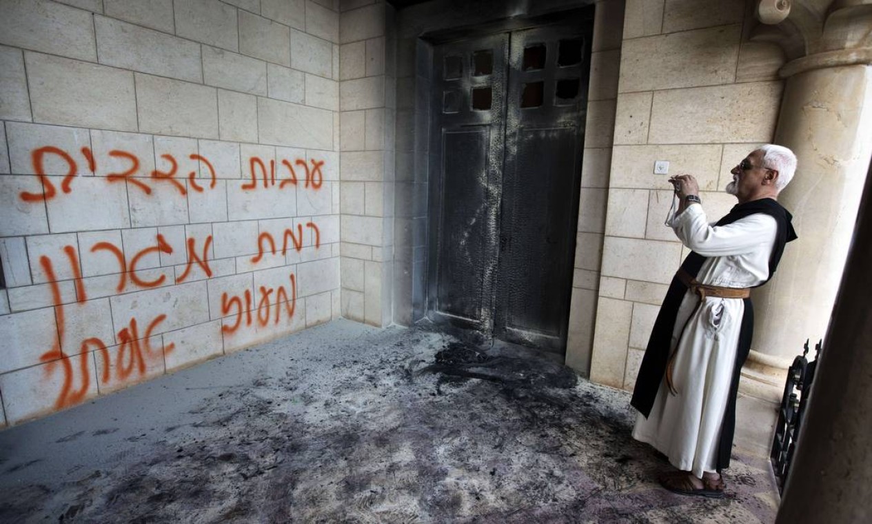Mosteiro cristão tem as portas queimadas perto de Jerusalém - Jornal O ...