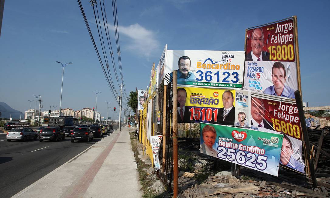 Exposição fora da lei em canteiros da Barra - Jornal O Globo