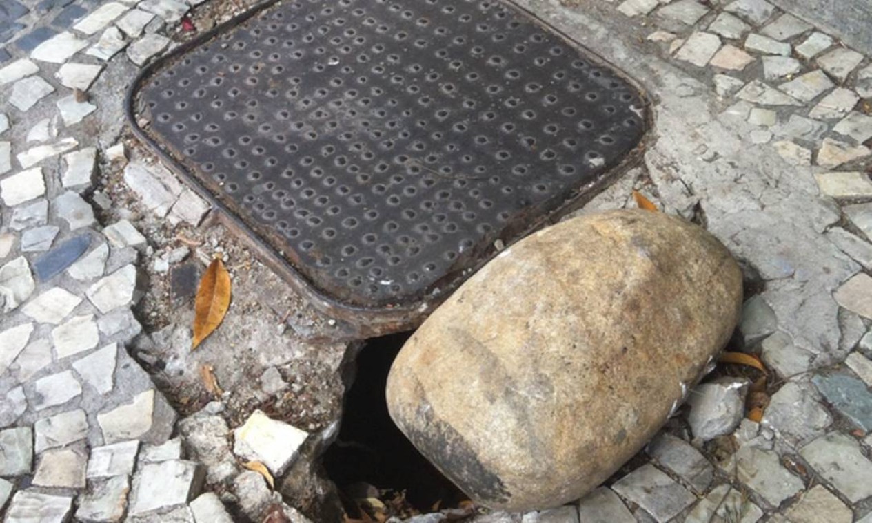 Pedra é usada para tapar buraco em bueiro na Lagoa - Jornal O Globo