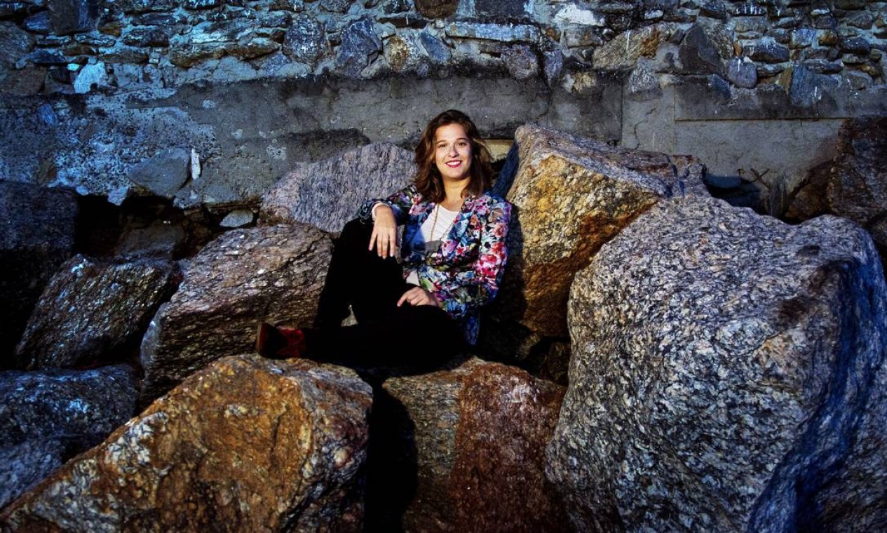 Em disco de estreia, Alice Caymmi navega além da zona de conforto ...