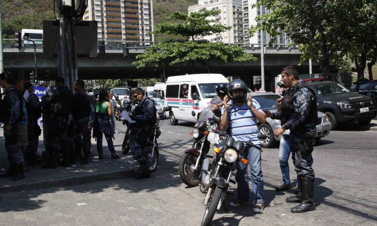 Polícia faz operação na Rocinha em busca de suspeitos da morte de PM ...