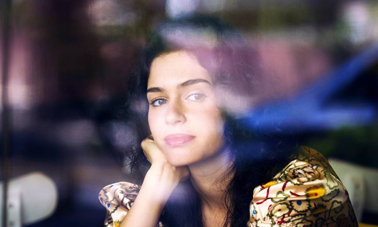 Criadora da série ‘Do amor’, Maria Flor quer falar sobre sua geração ...