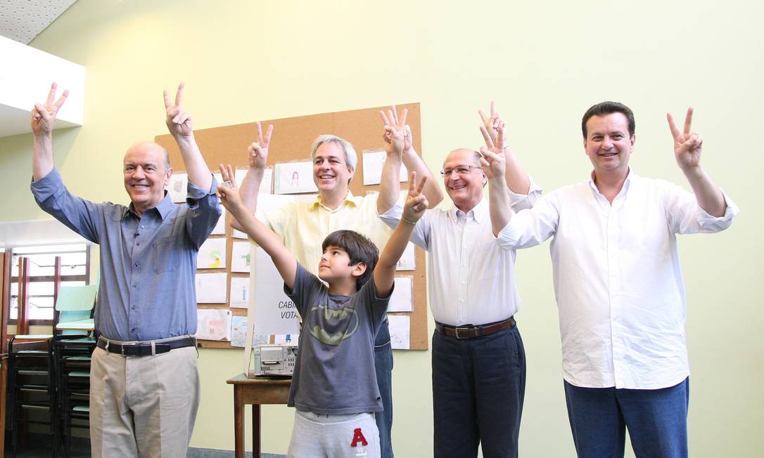 ‘Não é dia de candidato falar’, diz Serra após votar em SP - Jornal O Globo