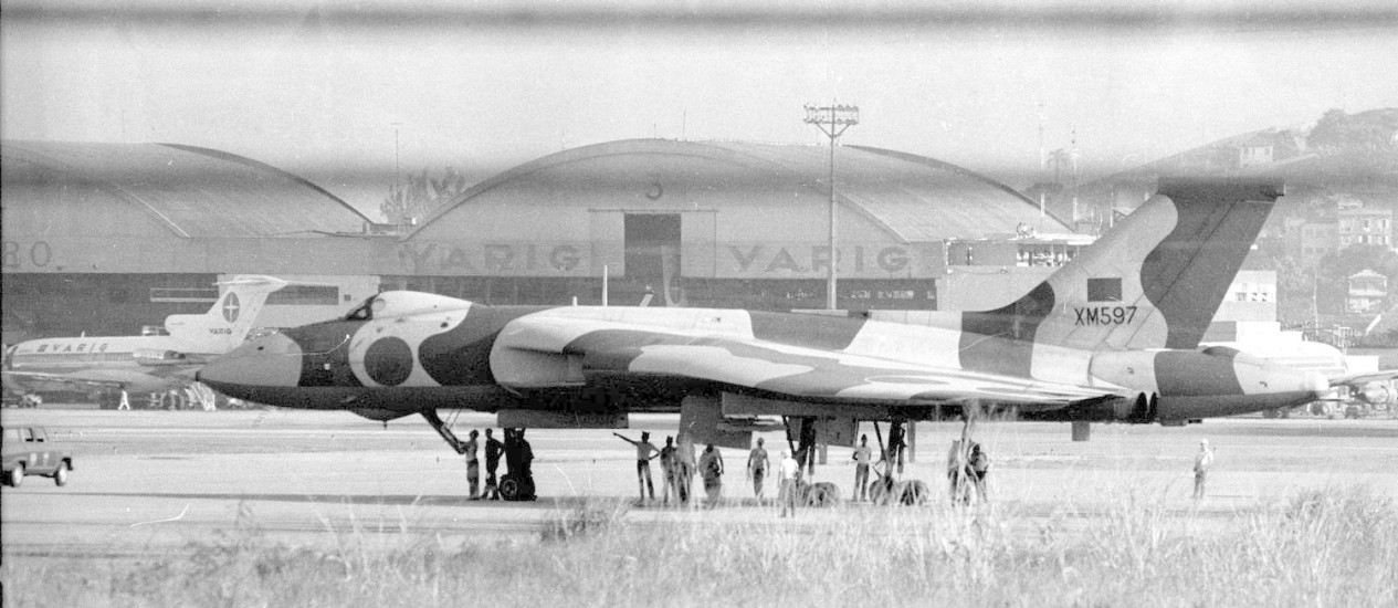 Há 30 anos Caça britânico faz pouso forçado no Galeão após bombardear ...