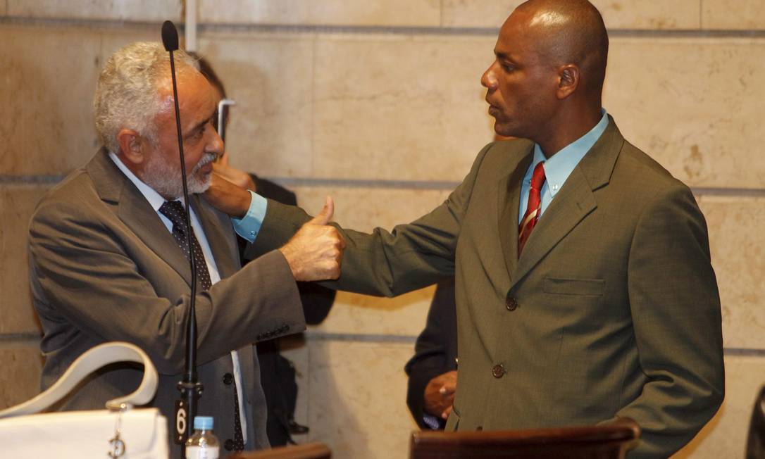 Justiça suspende mandato de Deco horas depois de retorno à Câmara ...