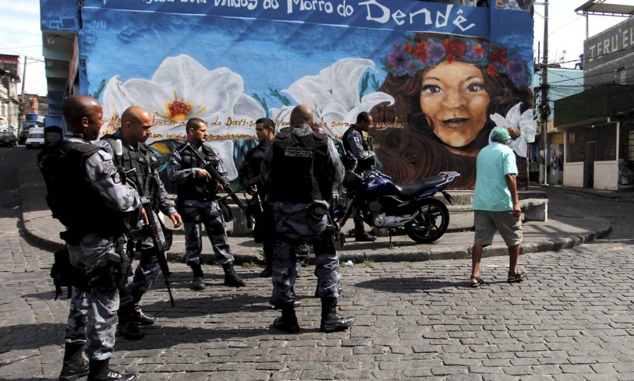 Polícia faz operação no Morro do Dendê - Jornal O Globo
