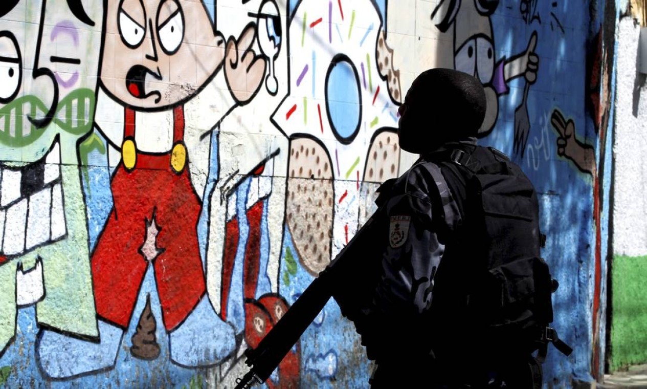 Polícia faz operação no Morro do Dendê - Jornal O Globo