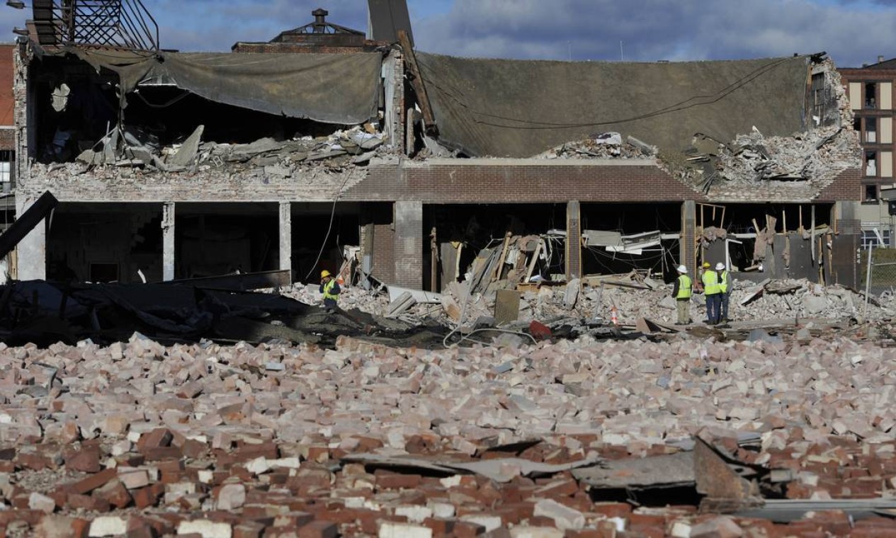 Explosão de gás destrói casa de strip-tease em Springfield, nos EUA ...