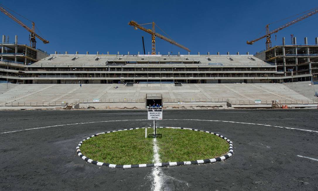 De trem, Jérôme Valcke visita as obras do Estádio Itaquerão - Jornal O ...