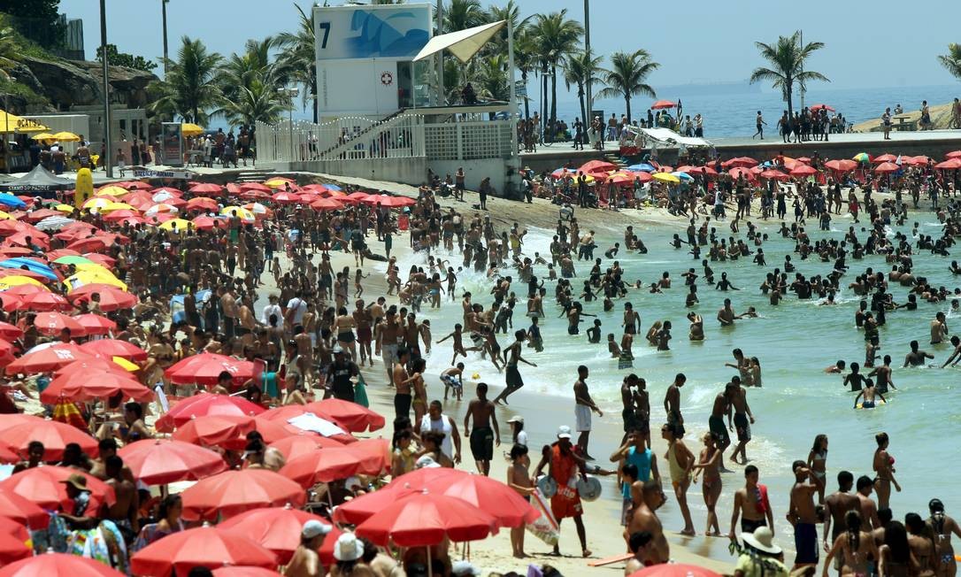 Sol forte e calor fazem praias ficarem lotadas no Rio - Jornal O Globo
