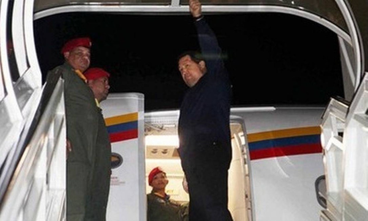 Chávez regressa a Cuba para nova cirurgia contra o câncer - Jornal O Globo
