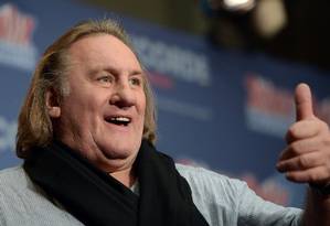 Ator francês Gérard Depardieu chega à Rússia para receber passaporte ...