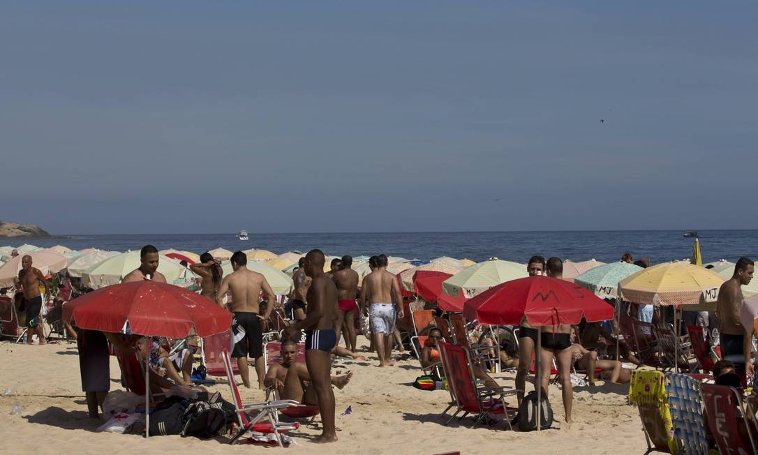 Primeiro dia de verão com praias lotadas no Rio - Jornal O Globo
