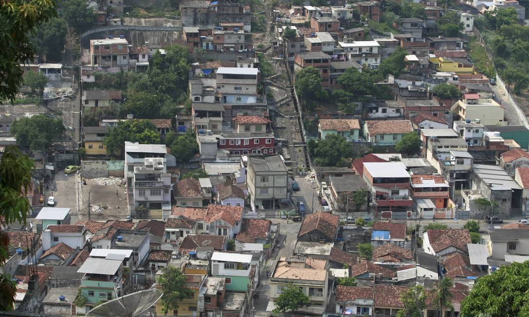 PM faz ação no Lins de Vasconcelos onde passageira de táxi foi baleada ...
