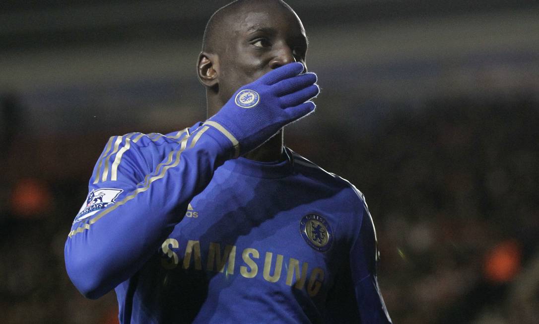 Demba Ba estreia no Chelsea com dois gols - Jornal O Globo