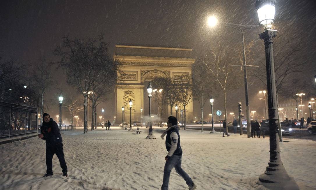 Paris coberta pela neve - Jornal O Globo