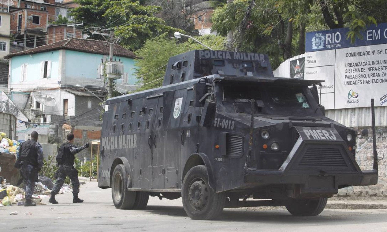 PM faz operação no Complexo do Lins - Jornal O Globo