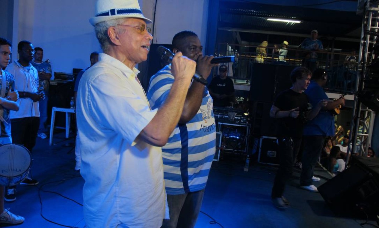 Paulinho da Viola emociona em visita surpresa à quadra da Portela ...